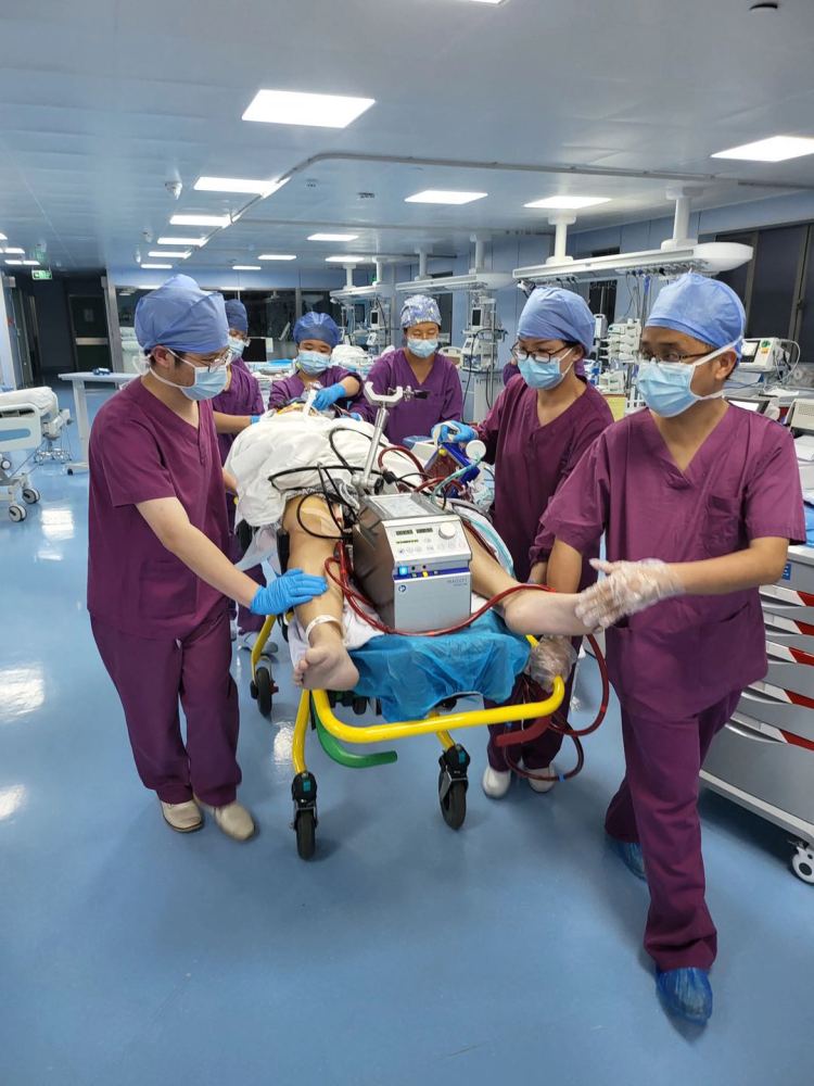 90后小伙“感冒”后进ICU！深圳市三院ECMO团队连夜从“鬼门关”抢人