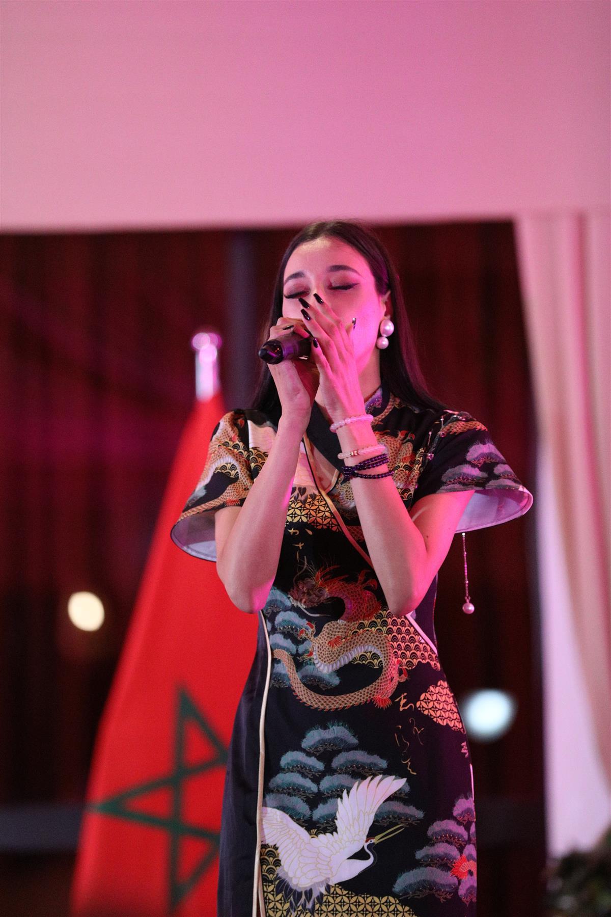 在家乡唱中文歌走红的摩洛哥女孩,受邀到中国使馆演唱
