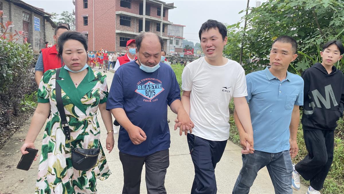 母子疑似被拐26年后，儿子独自找回了家