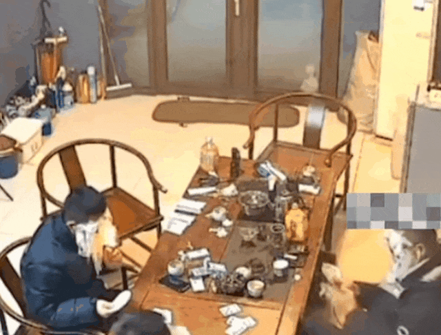 男子打牌贴纸条，点烟时不慎 火烧眉毛”