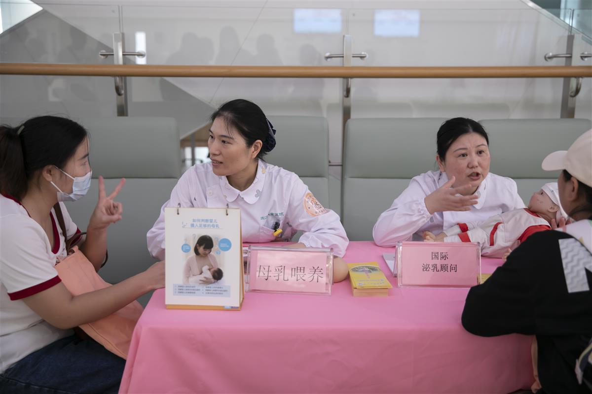 职场妈妈坚持母乳喂养,更需要家庭、社会共同关注