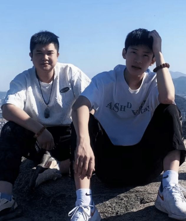 网红石佳明被砍掉手后续：手术12小时已度过危险期，家人发声回应