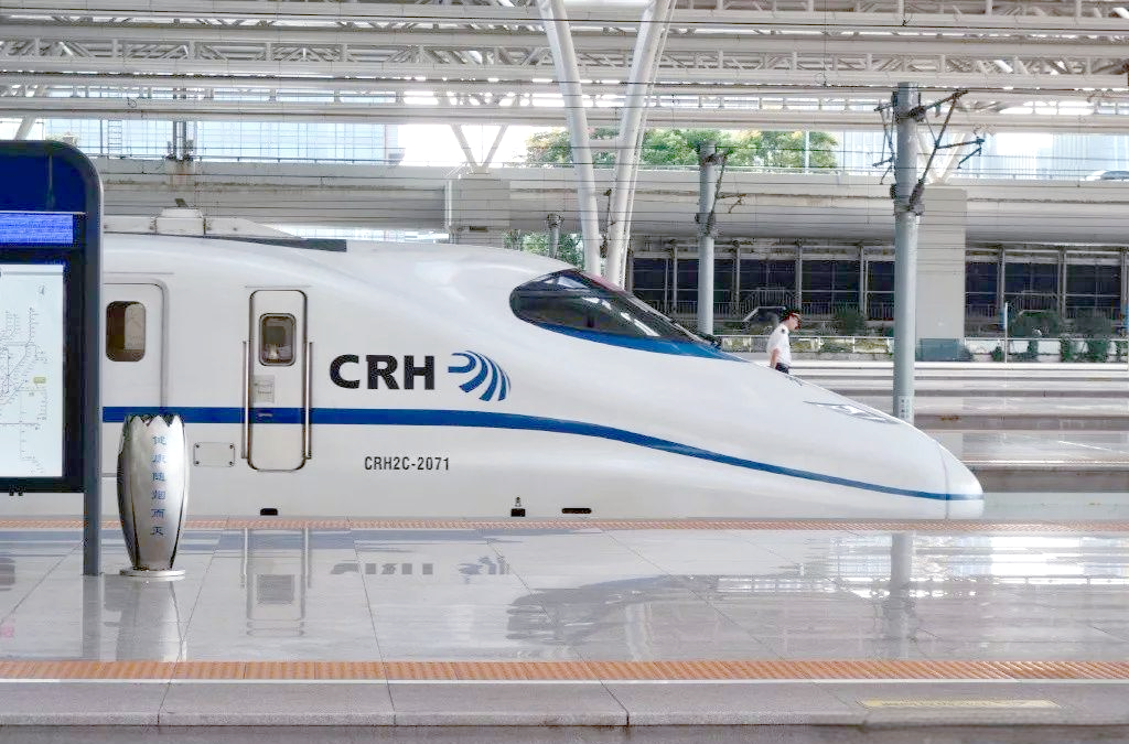 CRH2C动车组，曾在京津、武广、郑西等高速线路跑过350km/h，现被标上310km/h速度限制-有驾