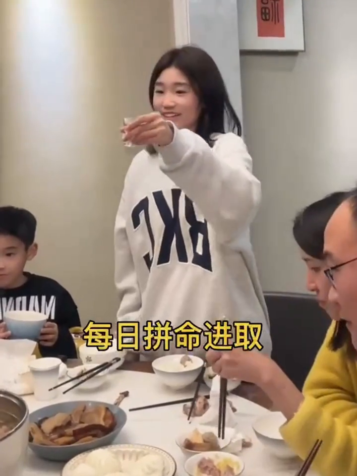 【战斗学院 凯特琳预览】战斗学院凯特琳为传说级皮肤,除了炫酷的特效,独特的语音与动作,她的武器形态将跟随游戏内传说级装备数量来升级,开大时右上