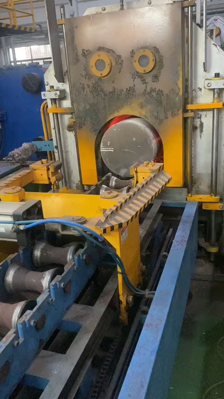 全自动铝型材挤压机工作视频，太赞了！-度小视