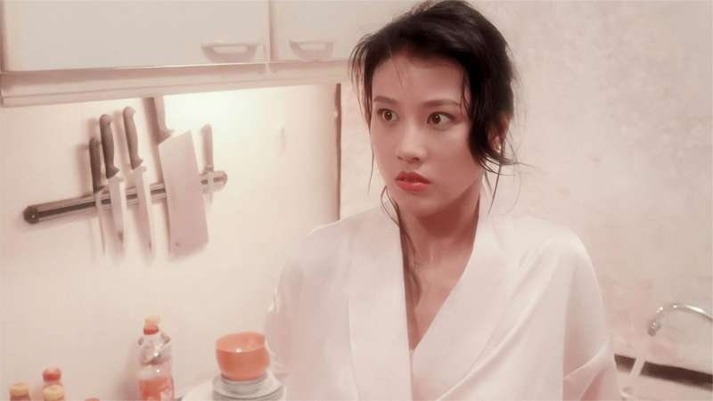女子独自一人在别墅,男人半夜强行入室,上演了惊魂一幕,惊悚片影视惊悚好看视频