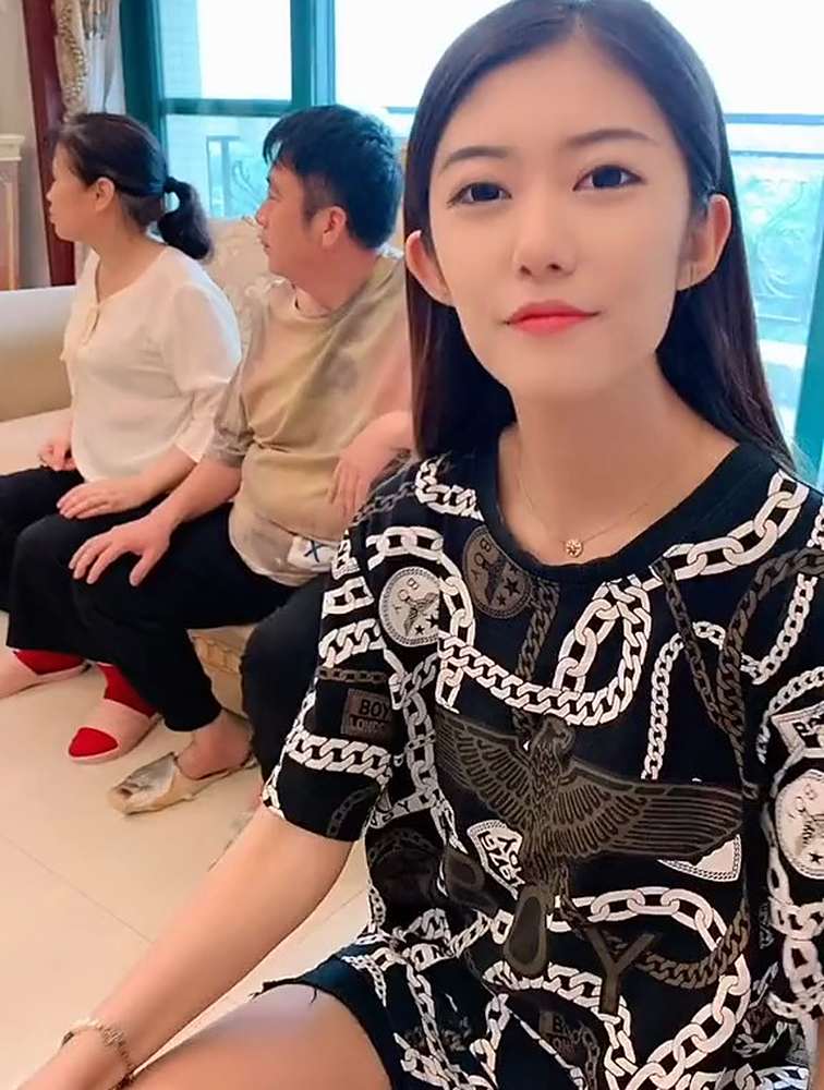 儿媳妇当着公公婆婆面秀恩爱…… 搞笑 恶搞整蛊 好看视频
