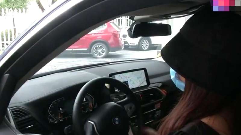 一女子35万买宝马X3，方向盘抱死，4S店：不能老往一个方向打,汽车,车评,好看视频