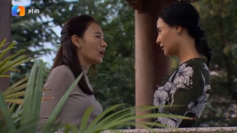 蓝色日记本:后妈来安慰继女,却把话题挪向女婿,让继女小心影视伦理片好看视频