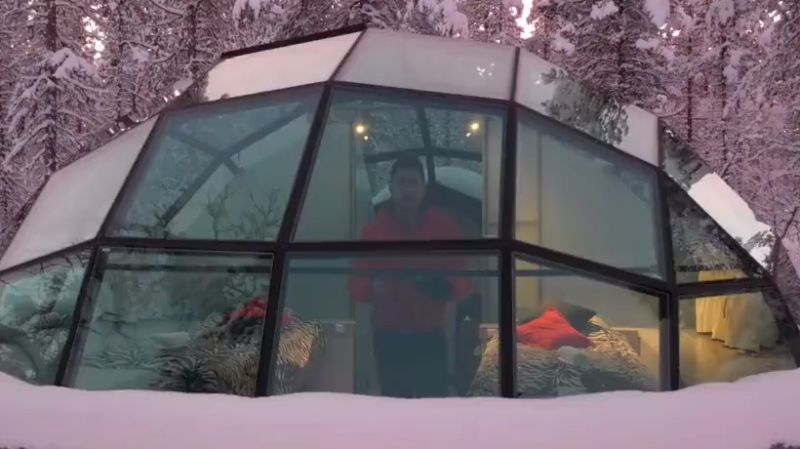 🌎此生必去酒店系列,1⃣· 芬兰极光梦幻玻璃屋 芬兰卡克斯劳坦恩酒店坐落在芬兰萨利色尔卡深山里,在这里,一座座由冰或玻璃建造而成的小屋里,在皑皑白雪中,躺着床上透过玻璃圆顶就能窥探整个绚丽国度