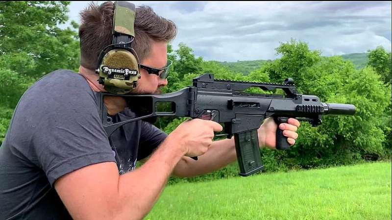 HK G36C突击步枪，又短又轻是它的特点，看看安装消音器后的效果,军事,武器装备,好看视频