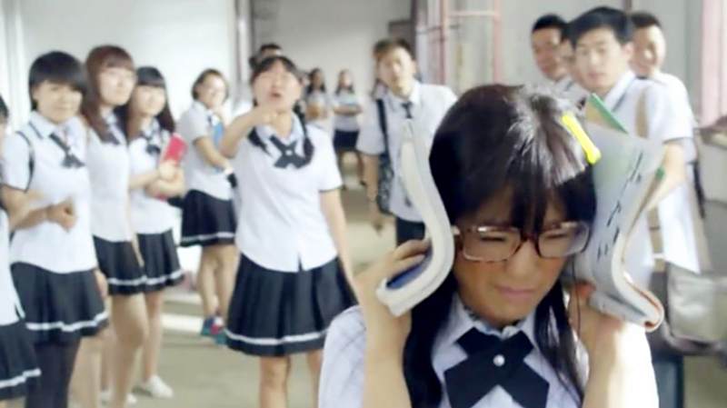 女孩长得丑遭同学嫌弃，经过精心打扮后，直接秒杀所有人！影视青春片好看视频