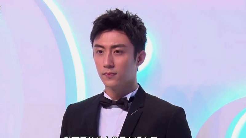 黄景瑜现身街边大排档放飞自我，与人搂腰勾脖对瓶吹酒娱乐明星动态好看视频