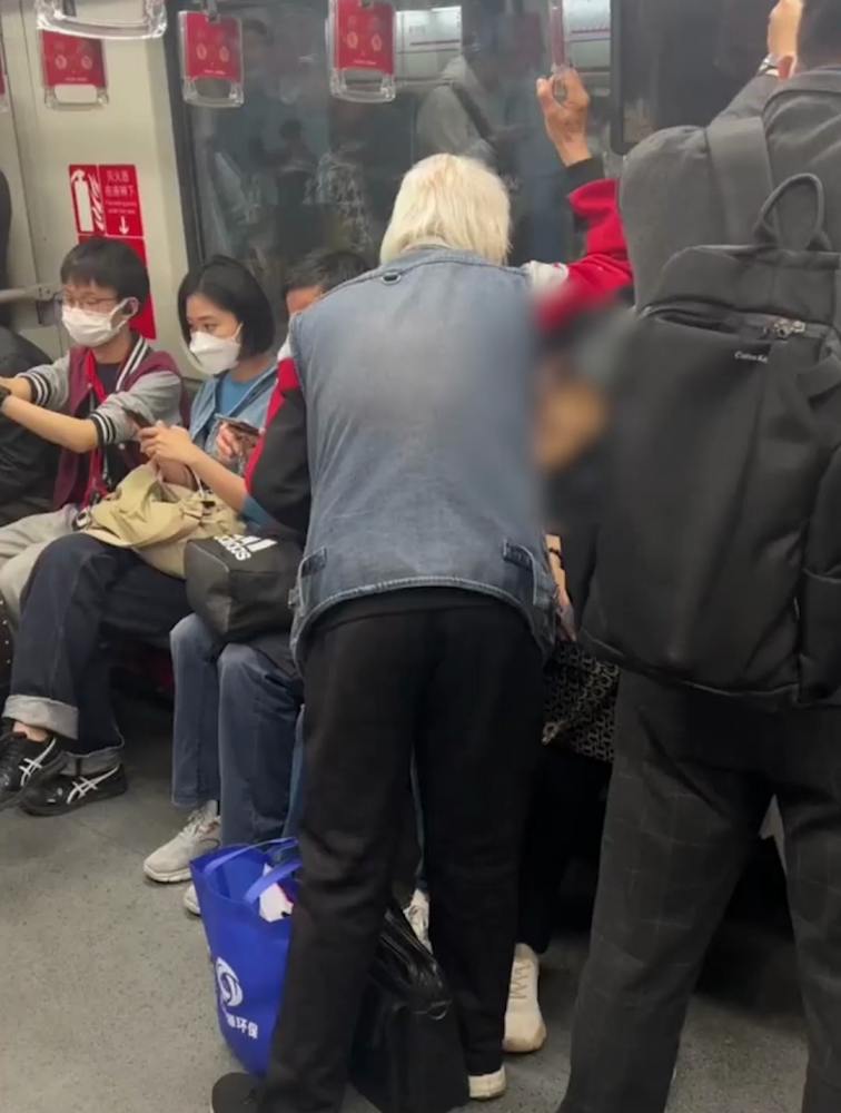 上海地铁一老汉抢座揪住女子衣领将其拎起:扯坏衣服我赔!社会民生好看视频