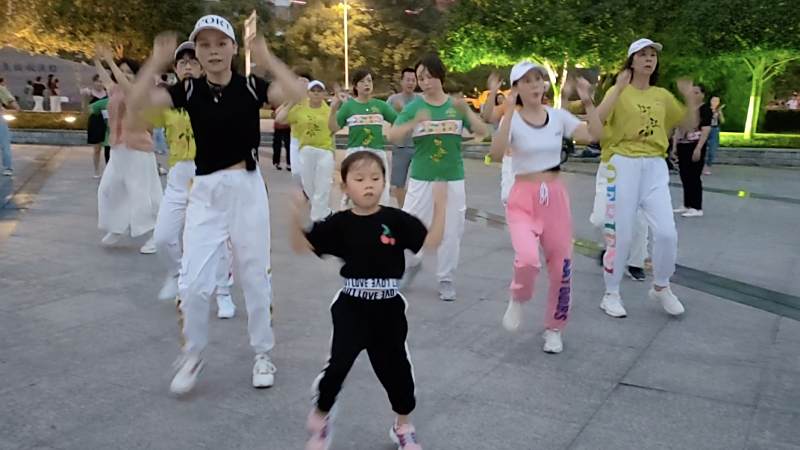 5岁小孩领跳鬼步舞《桥边的小姑娘》，这小娃娃太萌了，歌醉舞美舞蹈广场舞好看视频