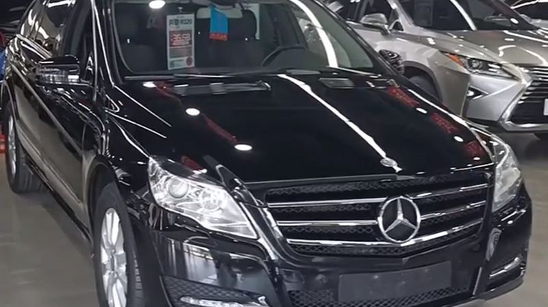 奔驰R320，外观造型硬朗霸气，豪华中还透露着一些运动特征,汽车,车评,好看视频