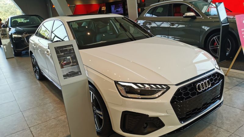 展厅实拍！30万预算奥迪A4L奔驰C宝马3系应该怎么选,汽车,车评,好看视频