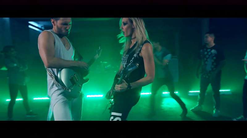 摇滚吉他男女混双Serotonin & Nita Strauss -《ANGEL VIVALDI》,音乐,摇滚乐,好看视频