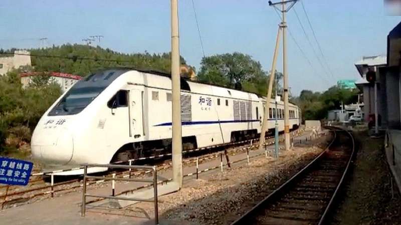 中国最后的内燃动车组 北京S2线NDJ3和谐长城号列车出站,汽车,汽车周边,好看视频