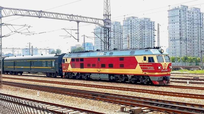 横穿中国东西的火车！DF4DK牵引K594次由杭州开往乌鲁木齐,汽车,汽车周边,好看视频