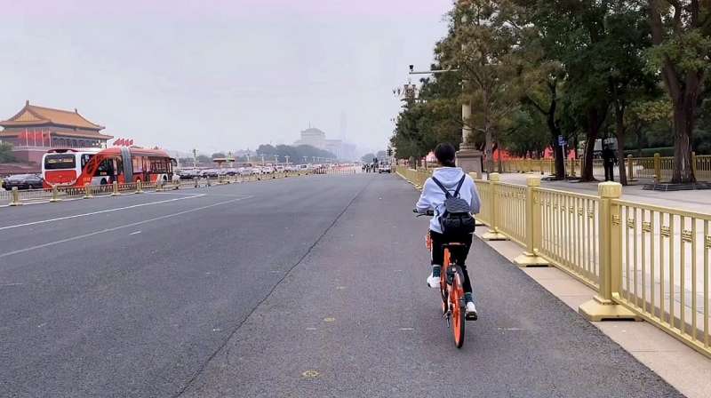 女孩骑自行车，第一次经过天安门长安街，太开心了,旅游,旅途风光,好看视频