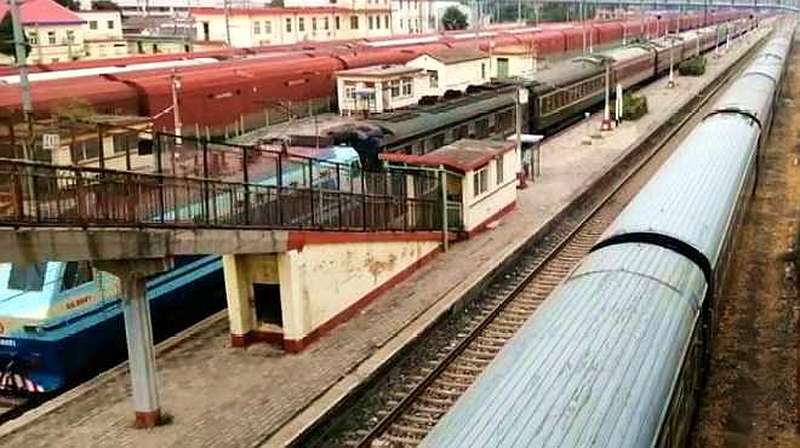 25G客列待避，SS8韶山机车牵引K5211快车疾驰通过，原色车厢混入,汽车,汽车周边,好看视频