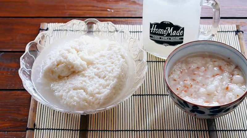 剩米饭中放入一点酒曲,简单几步,就能变成香甜的米酒美食美味食谱好看视频