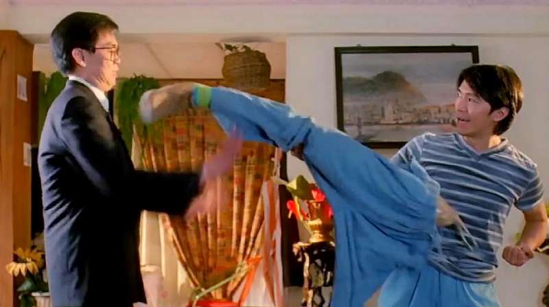 速看经典喜剧《97家有喜事》，星爷为躲避追债，竟装疯卖傻惹爆笑,影视,搞笑,好看视频