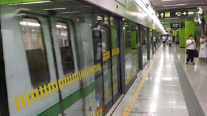 上海地铁：2号线02A01型川沙站出站，前往浦东国际机场~,汽车,汽车周边,好看视频