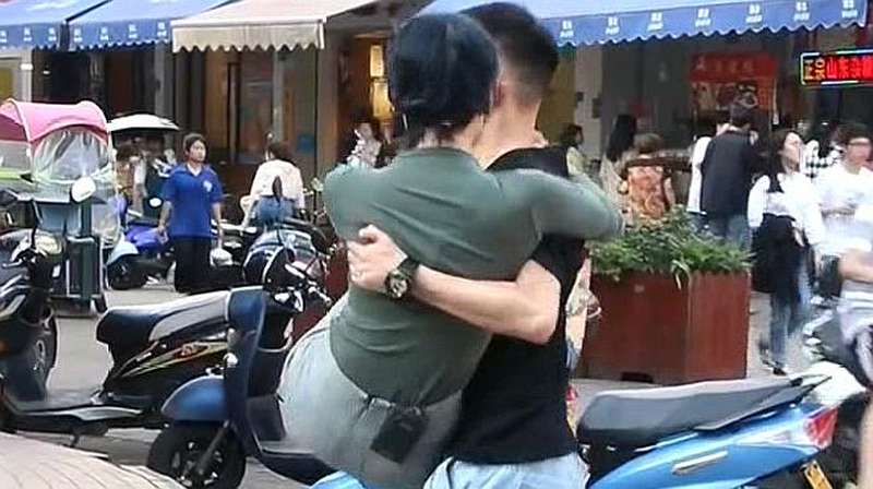 美女街头搭讪帅哥，一上来就要公主抱，爱情来得太突然了搞笑趣味恶搞趣玩好看视频 