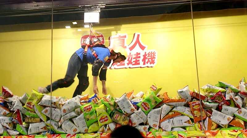国外街头真人版抓娃娃机，抱住的全带走，网友：又是新套路社会民生好看视频