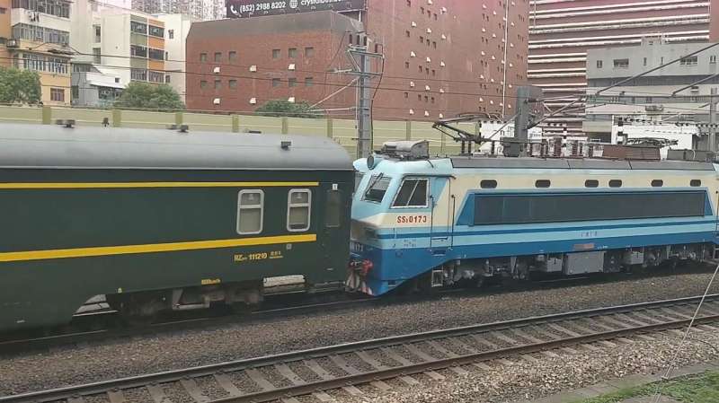 广九直通国铁担当，湖蓝色的SS8-0173，牵引Z817抵达九龙站,汽车,汽车周边,好看视频