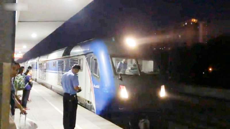 中途只停5站长沙开往天津 DF11G牵引Z208次列车停靠岳阳站,汽车,汽车周边,好看视频