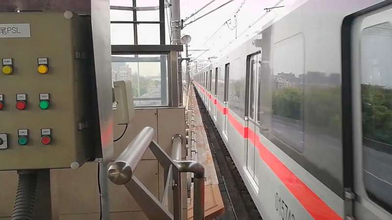 上海地铁：1号线新车钢铁侠（01A07型）共富新村下行进站！,汽车,汽车周边,好看视频