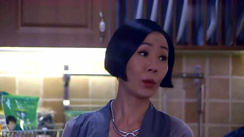 继母炒好菜犯起了腰疼,继女嘴上不饶人,心中可还是很担心?影视家庭好看视频