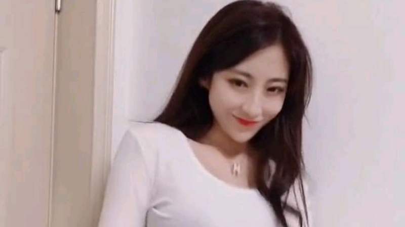 牛仔裤，白色上衣美女,娱乐,娱乐周边,好看视频