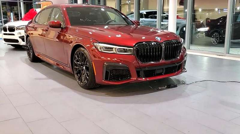 2020款宝马M750Li霸气到店，全方位展示后，给我个不心动的理由,汽车,车展,好看视频