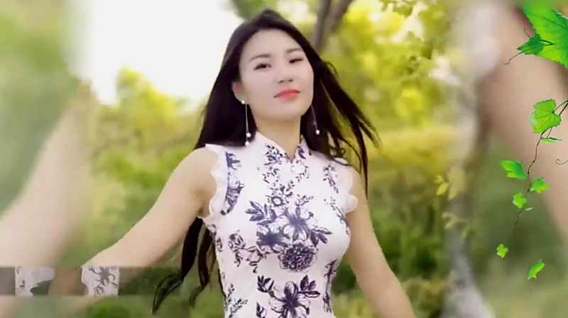 美女歌手演唱一首民谣《路边的野花不要采》,人美曲美,好听!音乐民谣好看视频