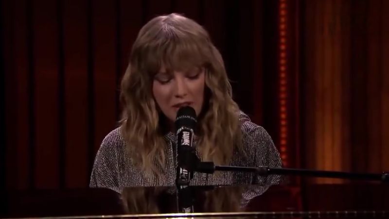 Taylor Swift 《New Year_'s Day》现场live，安安静静弹着琴唱功的霉霉太美啦！,,,好看视频