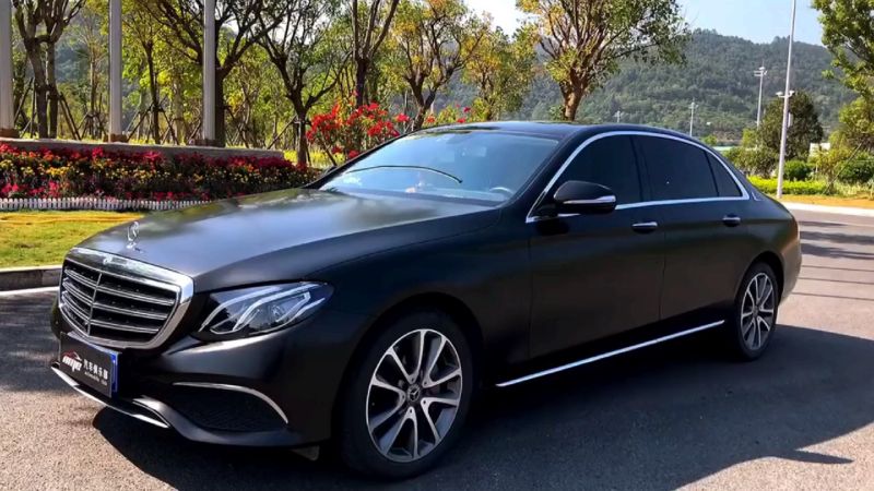 奔驰E260L电光黑车身改色贴膜，杭州汽车改色贴膜施工，太帅气了,汽车,玩车,好看视频